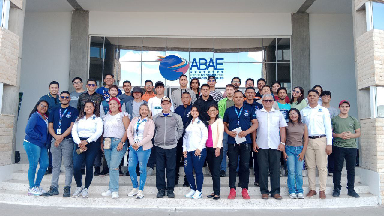 Estudiantes del Instituto Universitario Politécnico Santiago Mariño ...